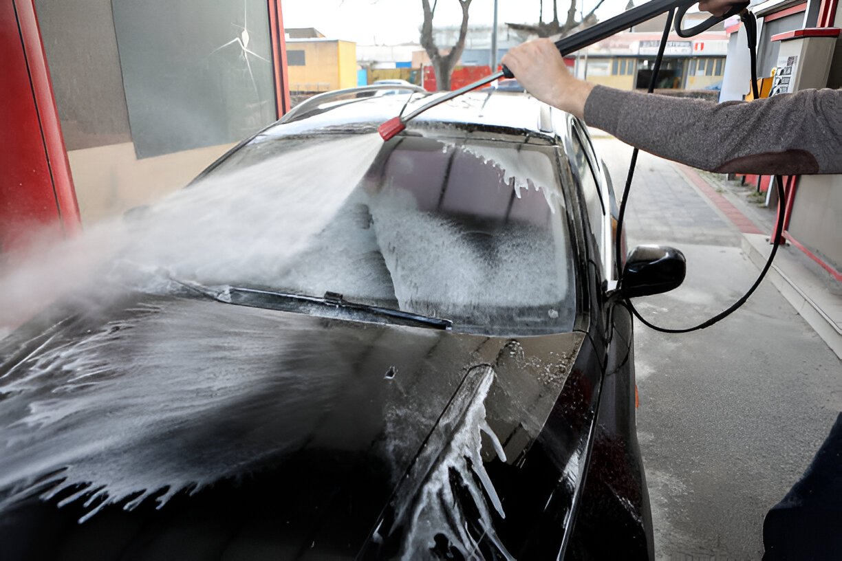 How to Clean Windshield Glass: Guide for a Streak-Free Finish - Ask My Auto