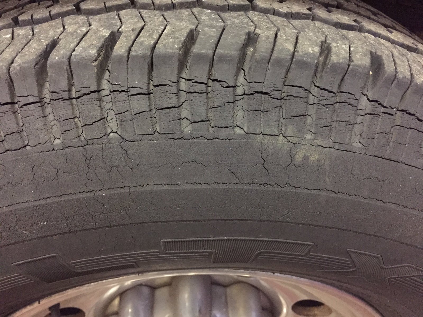 Can You Drive on Dry Rotted Tires? Here’s Why You Should Never Risk It ...